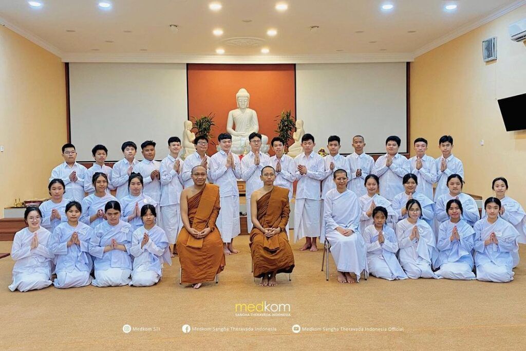 Penahbisan Upasaka-upasika Aṭṭhasīla – Sangha Theravada Indonesia